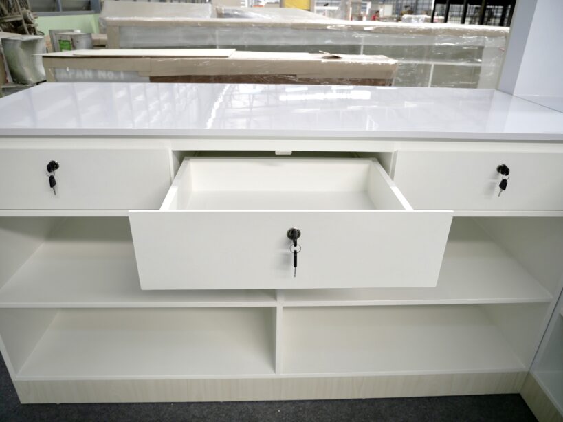 เคาน์เตอร์ต้อนรับระแนงไม้ ท็อปสีขาวเงา รุ่น CR-042 | TOOB